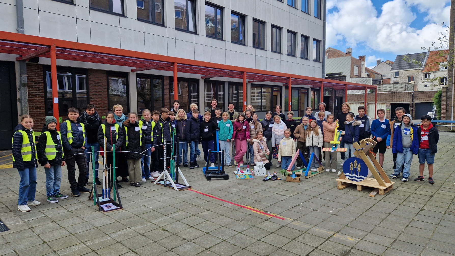 Kinderen zesde leerjaar schieten met katapult dankzij leerlingenraad VTI - VTI Oostende